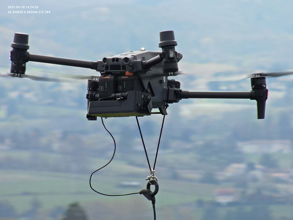 Elistair unveils its new tethered power module for the DJI M30 drone ...